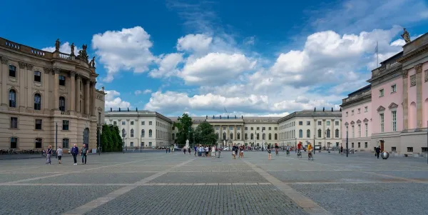 Bebelplatz in Berlin: Historischer Ort ⇒ Kulturelle Sehenswürdigkeit